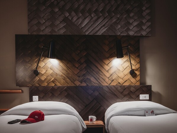 Quarto duplo standard, 2 camas de solteiro | Roupas de cama premium, escrivaninha, espaço de trabalho para notebook