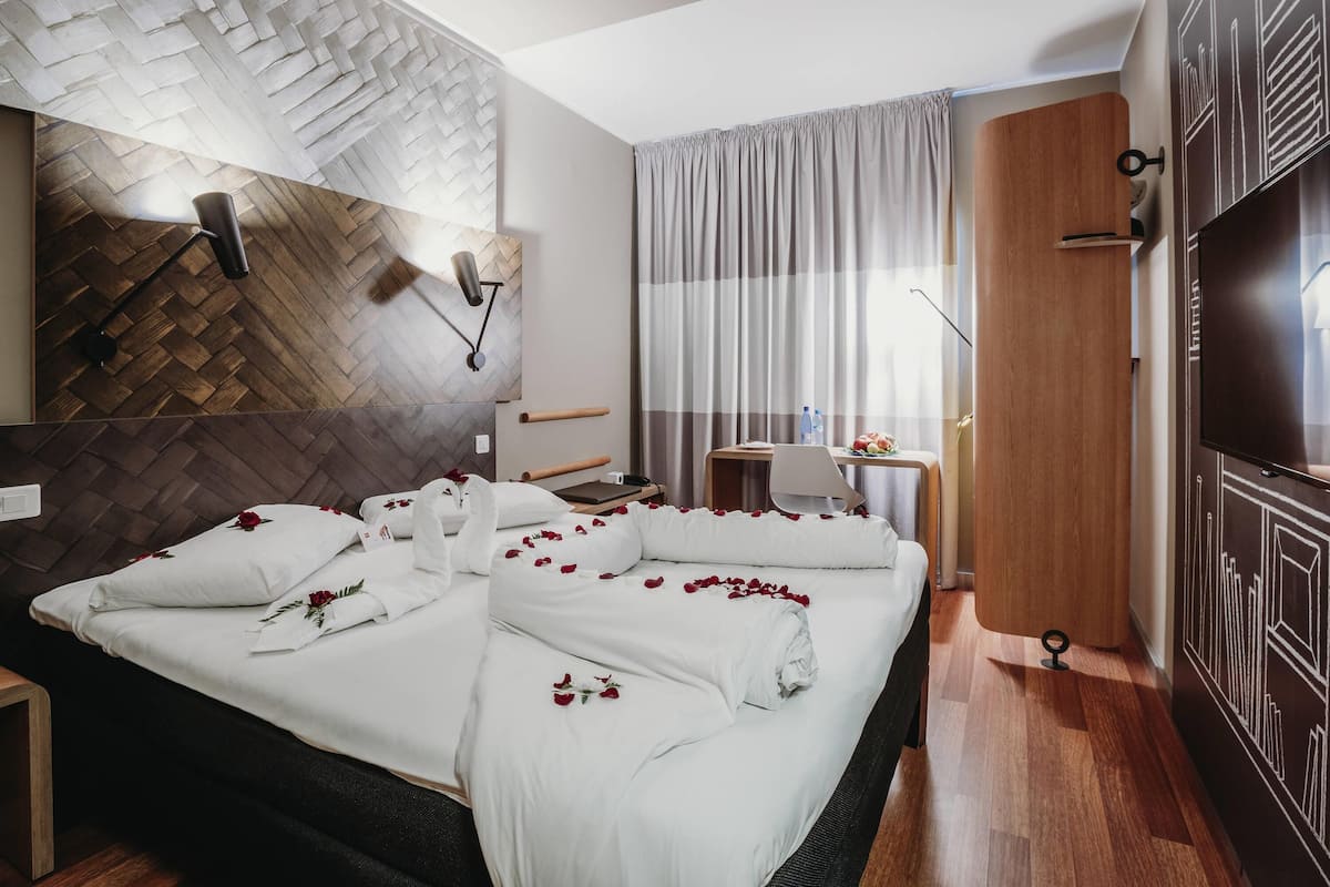 Quarto casal standard, 1 cama de casal | Roupas de cama premium, escrivaninha, espaço de trabalho para notebook