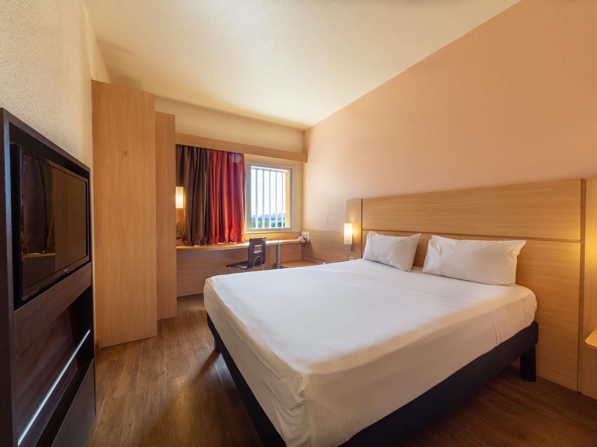 Quarto Standard, 1 cama de casal | Cofre no quarto, secretária, cortinas/cortinados opacos, Wi-fi grátis 