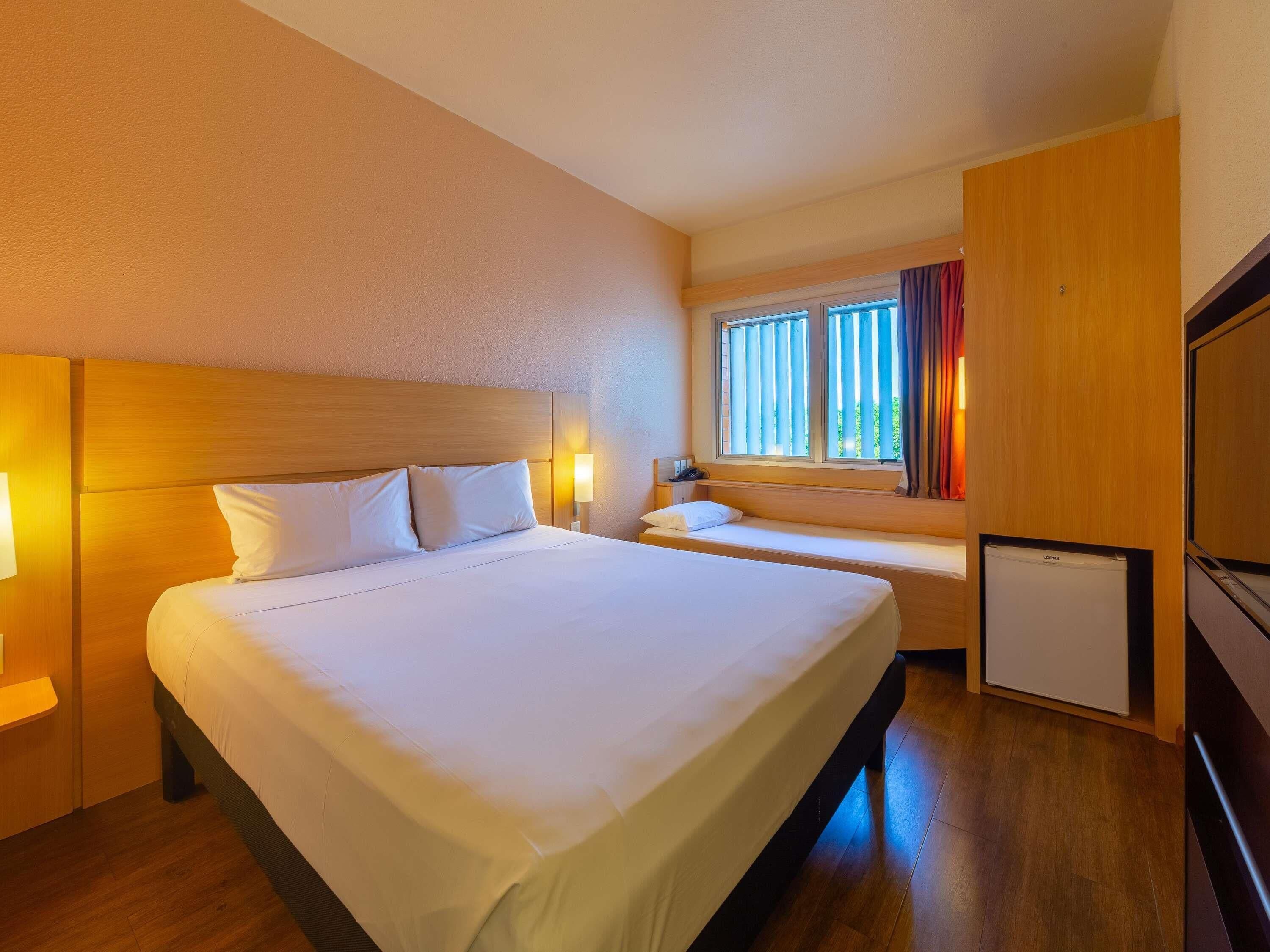 Quarto (1 Double Bed,1 Extra Bed for children) | Cofres nos quartos, escrivaninha, cortinas blackout, Wi-Fi de cortesia