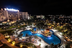 7 piscinas exteriores, toldos (sobretaxa), guarda-sóis 