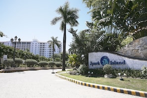 Placa para a Ilha Jpalm com céu claro e palmeiras.