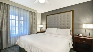 Suíte estúdio, 1 cama King, para não fumantes | Roupas de cama premium, cofres nos quartos, cortinas blackout