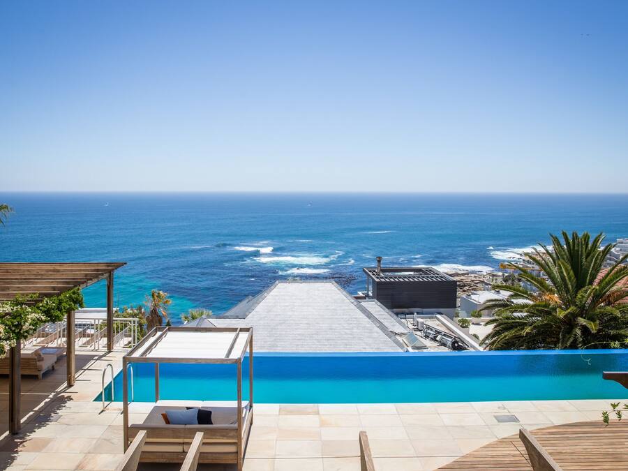 Piscina exterior, espreguiçadeiras