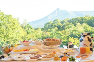 Café da manhã com buffet todos os dias mediante uma taxa
