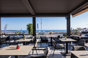 Serviço de café da manhã, almoço, jantar; vistas para a praia