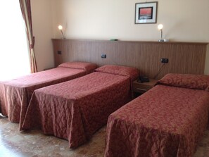 Quarto triplo, banheiro privativo | Escrivaninha, Wi-Fi de cortesia, roupa de cama