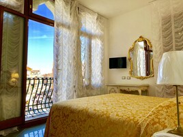 Quarto casal superior, vista para o canal | Escrivaninha, Wi-Fi de cortesia, roupa de cama