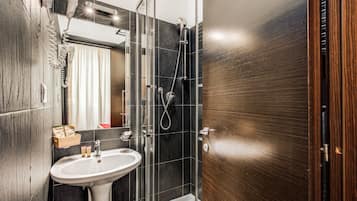 Quarto Duplo ou Twin, casa de banho anexa | Casa de banho | Um polibã, artigos de higiene pessoal grátis, um secador de cabelo