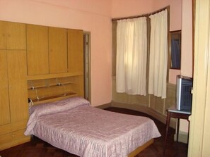 Edredões de penas, camas de colchão viscoelástico, cofre no quarto