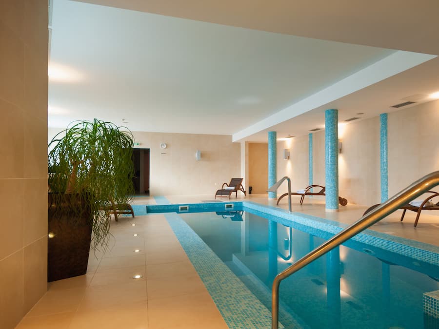 Piscina interior, da(s) 09:00 à(s) 21:00, espreguiçadeiras