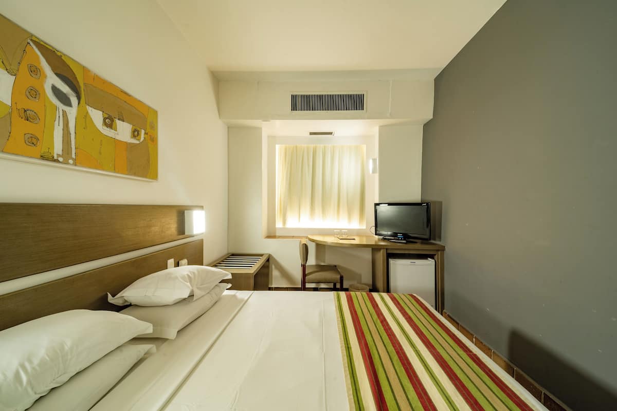 Minibar, cofre no quarto, secretária, cortinas/cortinados opacos