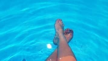 Piscina exterior, espreguiçadeiras