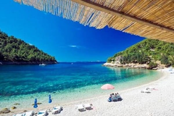 Serviço de traslado de/para a praia, espreguiçadeiras, guarda-sóis