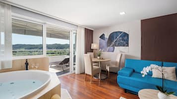 Spa Luxury Suite | Área de estar | TV LCD 82 cm com canais via satélite, TV