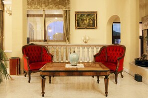 Área de estar no saguão