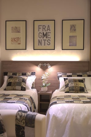 Cofres nos quartos, escrivaninha, cortinas blackout