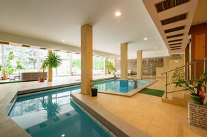 Piscina interior, espreguiçadeiras 