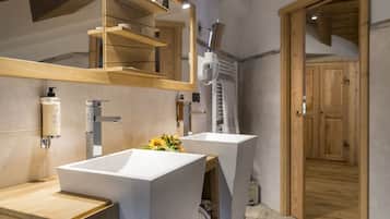 Suite Exclusiva, varanda | Casa de banho | Artigos de higiene pessoal grátis, um secador de cabelo, um bidé