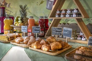 Café da manhã com buffet grátis todos os dias