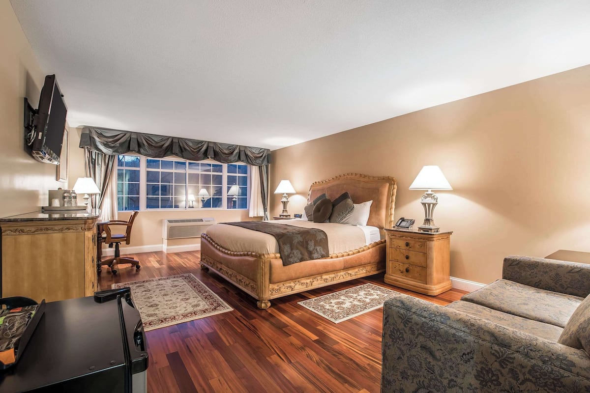 Quarto, 1 cama king-size e sofá-cama, não fumadores, vista para o rio | Camas de colchão Select Comfort, cofre no quarto, secretária