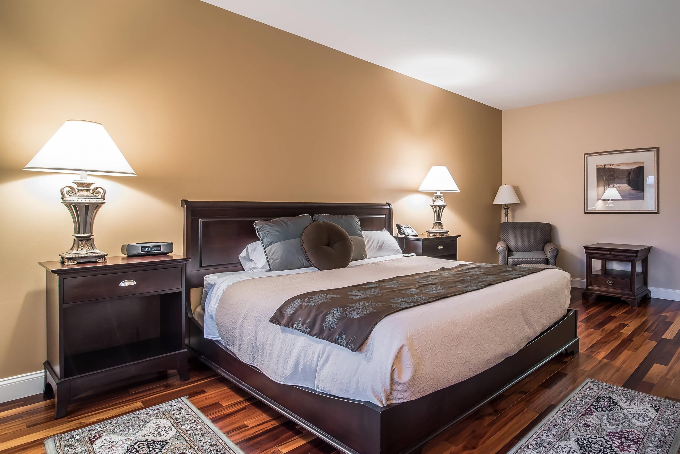 Quarto, 1 cama king-size, acessível, não fumadores | Camas de colchão Select Comfort, cofre no quarto, secretária 