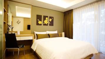 3 quartos, cofre no quarto, secretária, cortinas/cortinados opacos