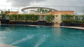 Piscina exterior, espreguiçadeiras