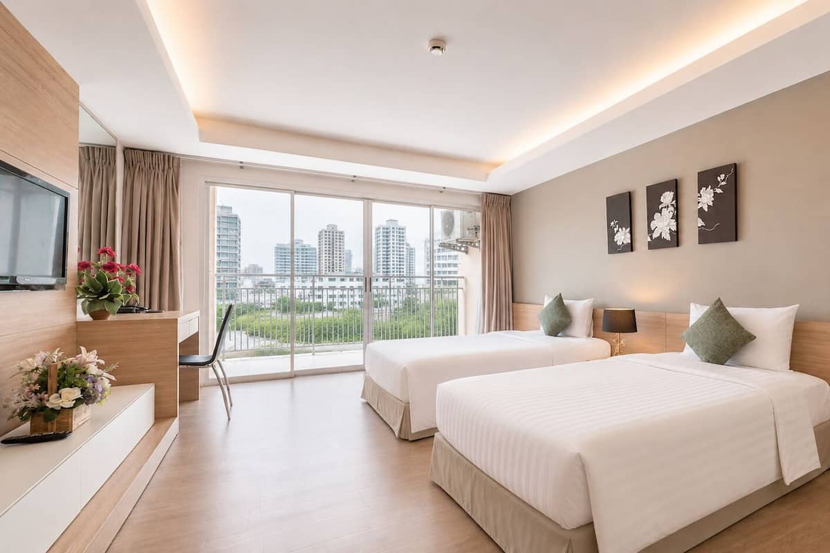 Estúdio Deluxe, 2 camas individuais | Cofre no quarto, secretária, cortinas/cortinados opacos