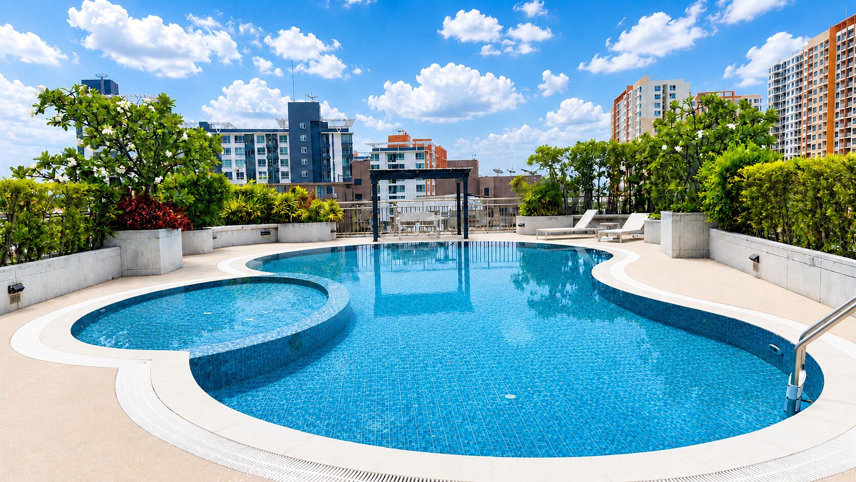 Piscina exterior, espreguiçadeiras 