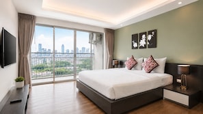 Suite, 3 quartos | Cofre no quarto, secretária, cortinas/cortinados opacos 