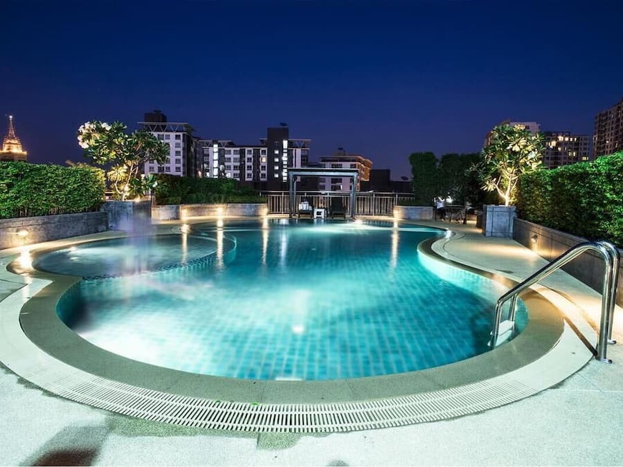 Piscina externa, espreguiçadeiras