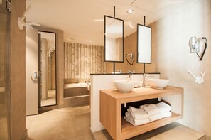 Family suite with balcony | Casa de banho | Artigos de higiene pessoal grátis, toalhas fornecidas 