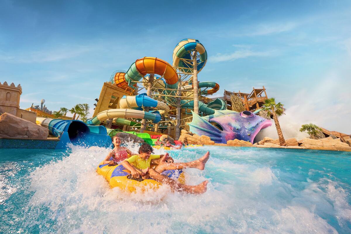 Parque aquático com várias escorregas e área de piscina.