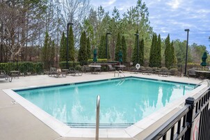 Piscina externa, espreguiçadeiras