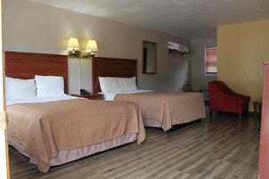 Duas camas Queen, não fumante | Wi-Fi de cortesia, roupa de cama, despertadores