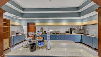 Café da manhã com buffet grátis todos os dias
