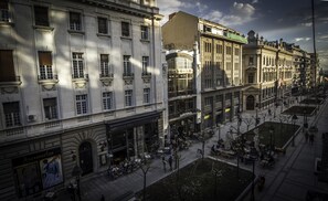 Um edifício histórico com arquitetura clássica, destacando grandes janelas e detalhes ornamentados.