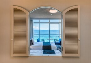 Cofre no quarto, secretária, cortinas/cortinados opacos 