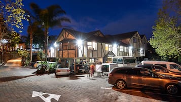 Fachada da propriedade à noite