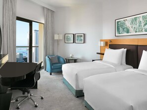 Quarto Twin Deluxe, varanda, vista parcial para o mar | Minibar, cofre no quarto, secretária 