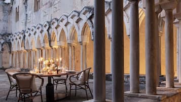 2 restaurantes, que servem almoços, jantares, também cozinha italiana
