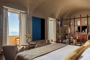 Suíte, vista para o mar (Dei Cappuccini) | Camas Select Comfort, frigobar, cofres nos quartos, escrivaninha