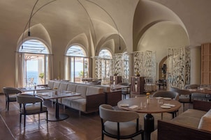 2 restaurantes: opção de almoço e jantar