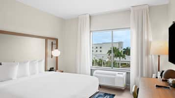 Quarto, 1 cama King, para não fumantes (Mobility/Hearing Access, Roll-in Shwr) | Individualmente decorados, escrivaninha