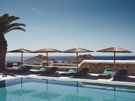 Piscina externa sazonal, guarda-sóis, espreguiçadeiras