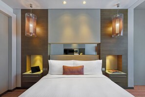 Edredões de penas, minibar, cofre com capacidade para portátil 