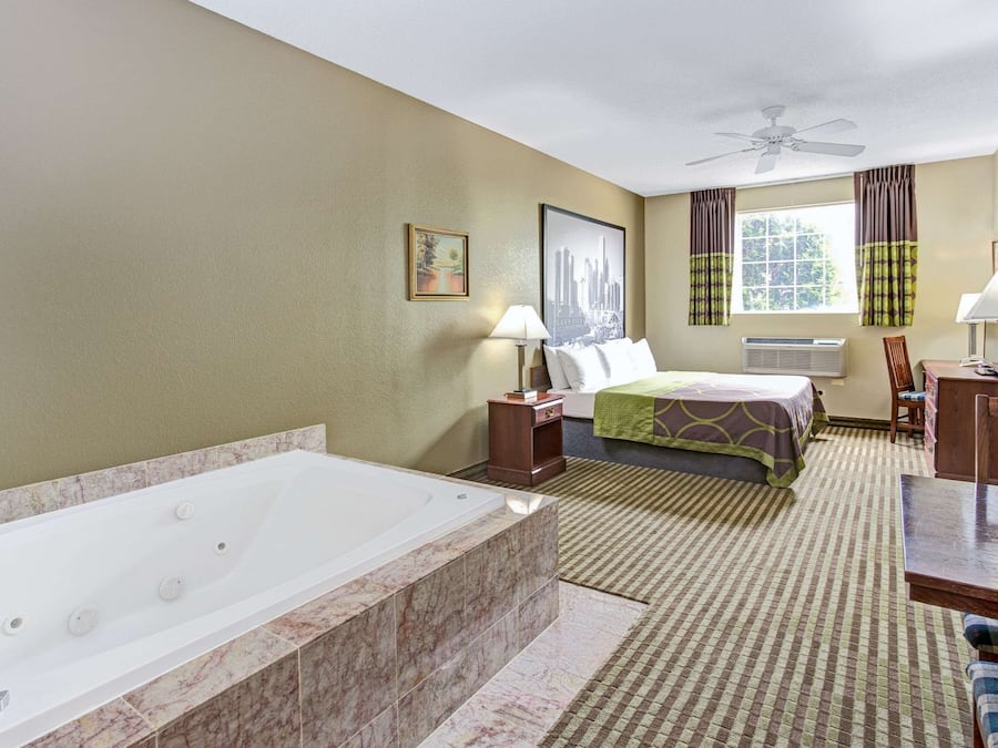 Suíte, 1 cama King, para não fumantes, banheira de hidromassagem | Camas com colchões de espuma com sistema de memória, cortinas blackout