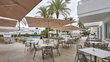 Pequenos-almoços servidos, cozinha internacional, junto à piscina