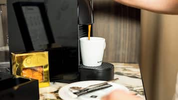 Alguém despejando café numa chávena usando uma máquina de café.